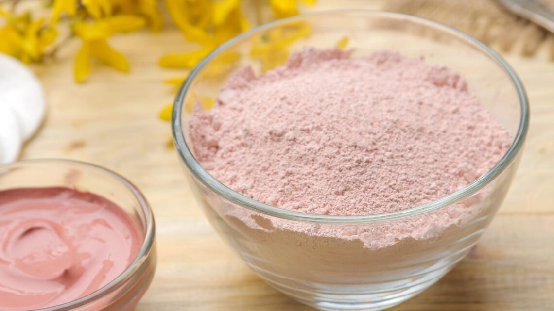 Descubra os benefícios da argila rosa para pele e cabelos - Revista Ana ...